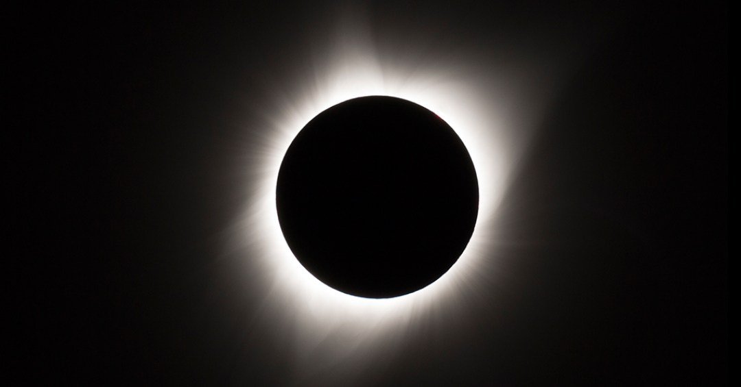 Como assistir ao eclipse solar de hoje pela internet